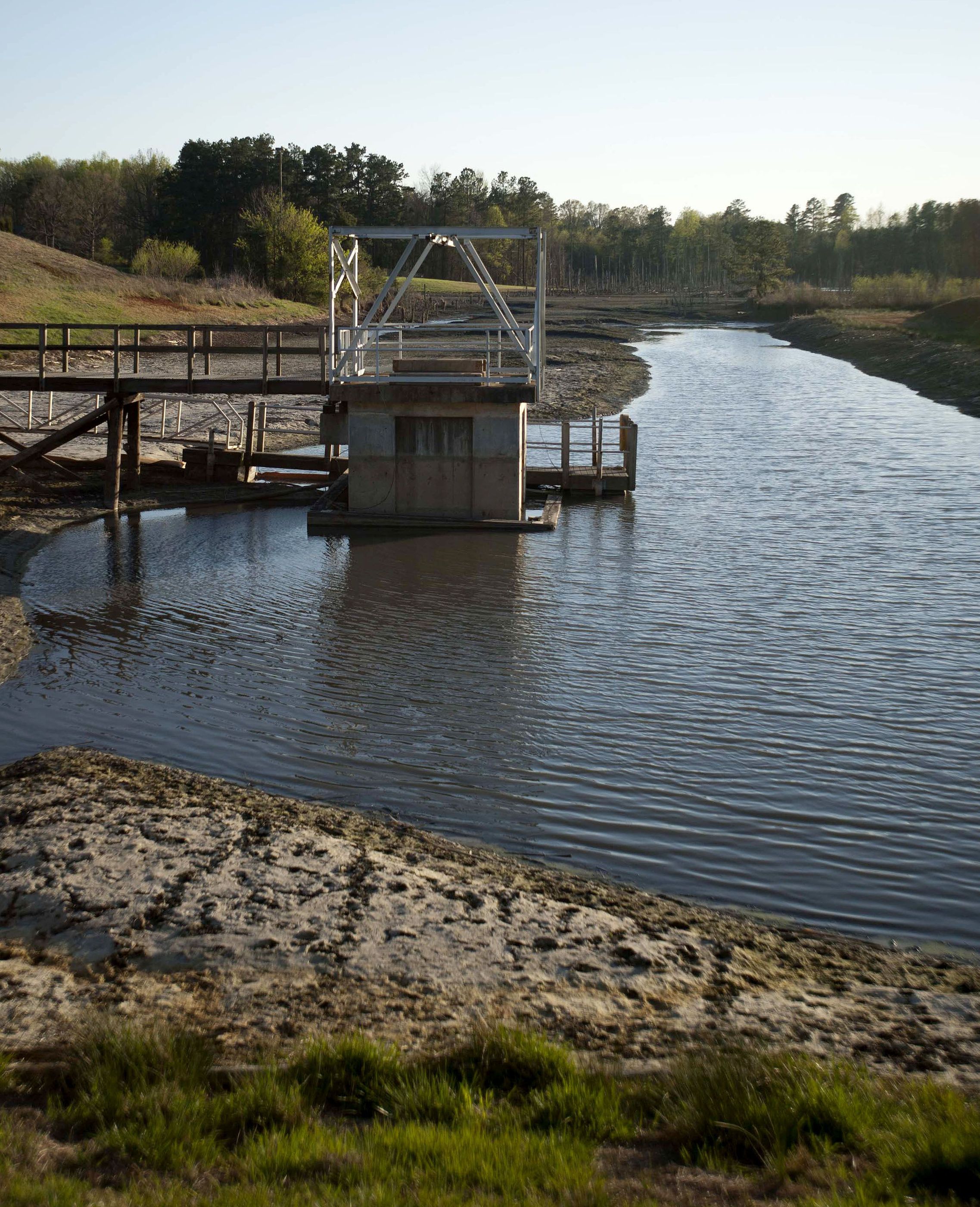 Duke Energy shows off coal ash ponds in effort to ease concerns of ...