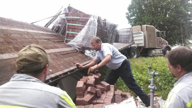 Road closed after truck carrying bricks wrecks | Salisbury Post