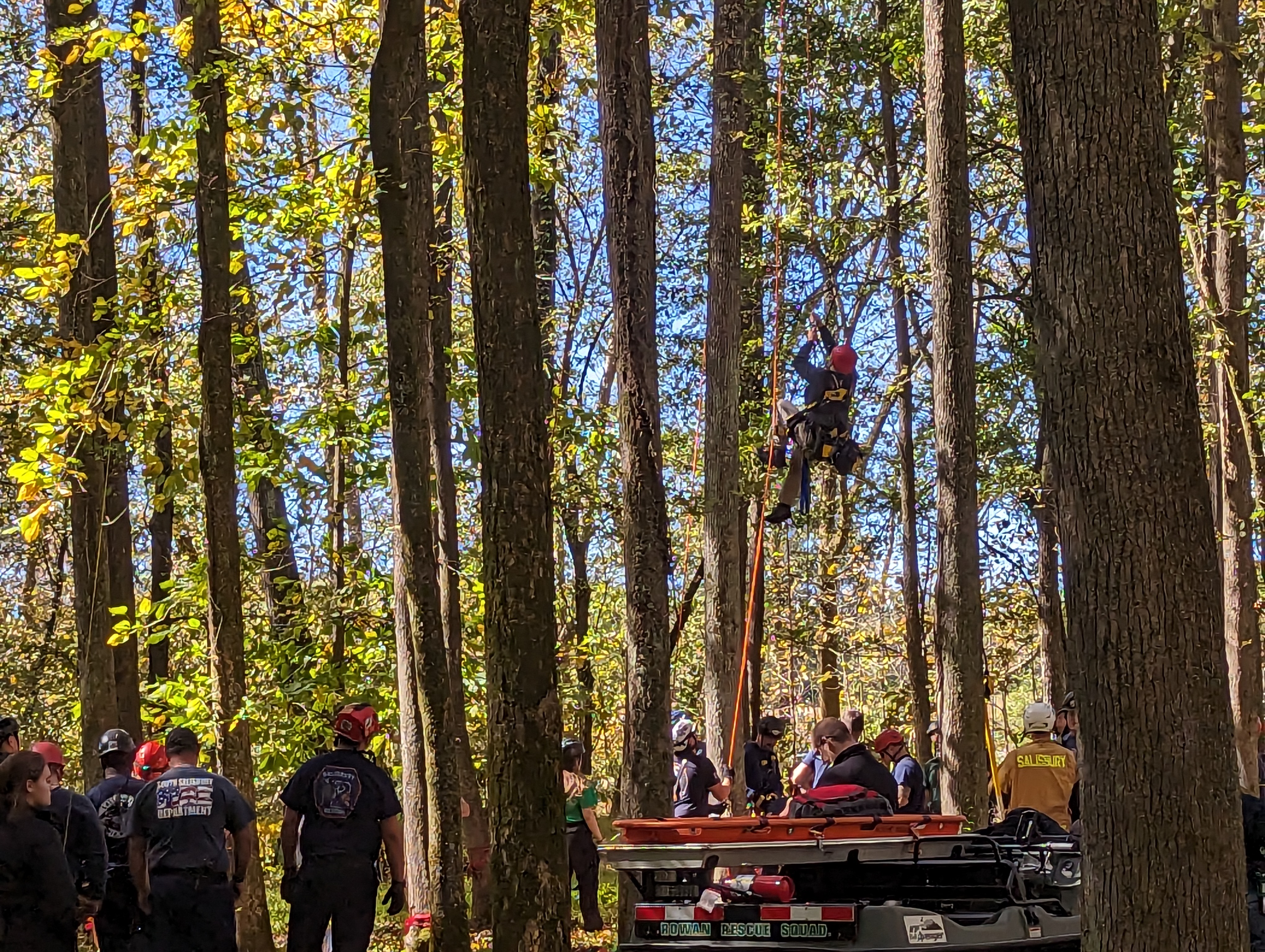 Rescue team frees parachuter trapped 80 feet above the ground ...